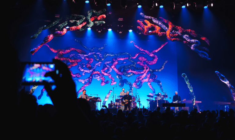 Review: Crowded House gets Ōtautahi breaking the rules | The Spinoff