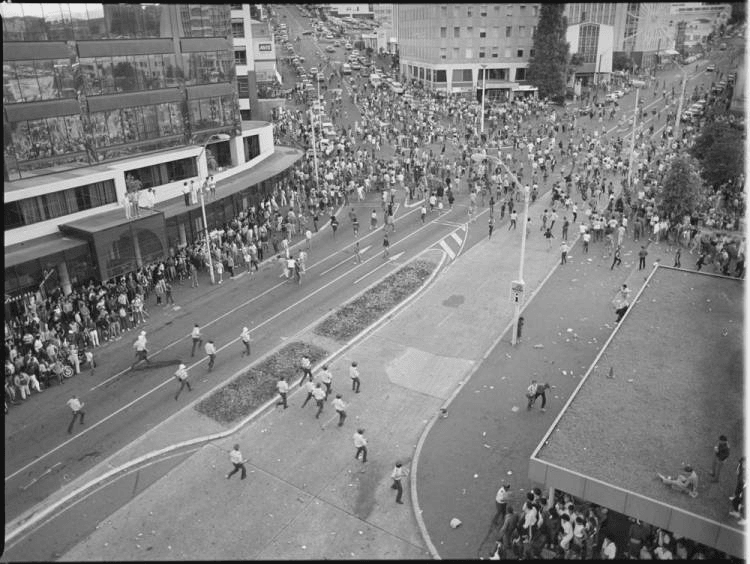Booze, brawls, batons and blood: The Queen Street riot, 40 years on ...