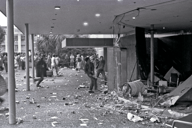 Booze, brawls, batons and blood: The Queen Street riot, 40 years on ...