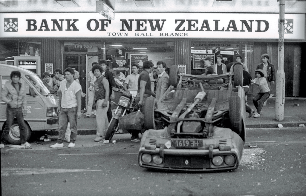 Booze, brawls, batons and blood: The Queen Street riot, 40 years on ...