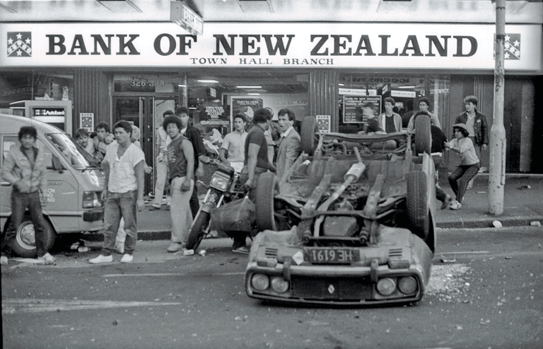 Booze, brawls, batons and blood: The Queen Street riot, 40 years on ...